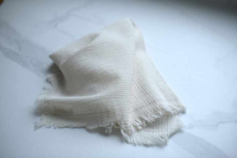 Paire de serviettes de table blanc-cassé vintage cousues-main - Étolie